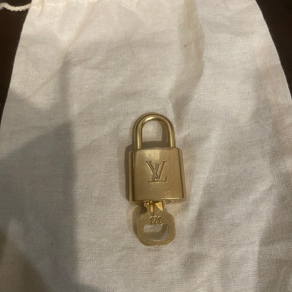 Louis Vuitton | Accessories | Authentic Louis Vuitton Lock And Key 323 ...